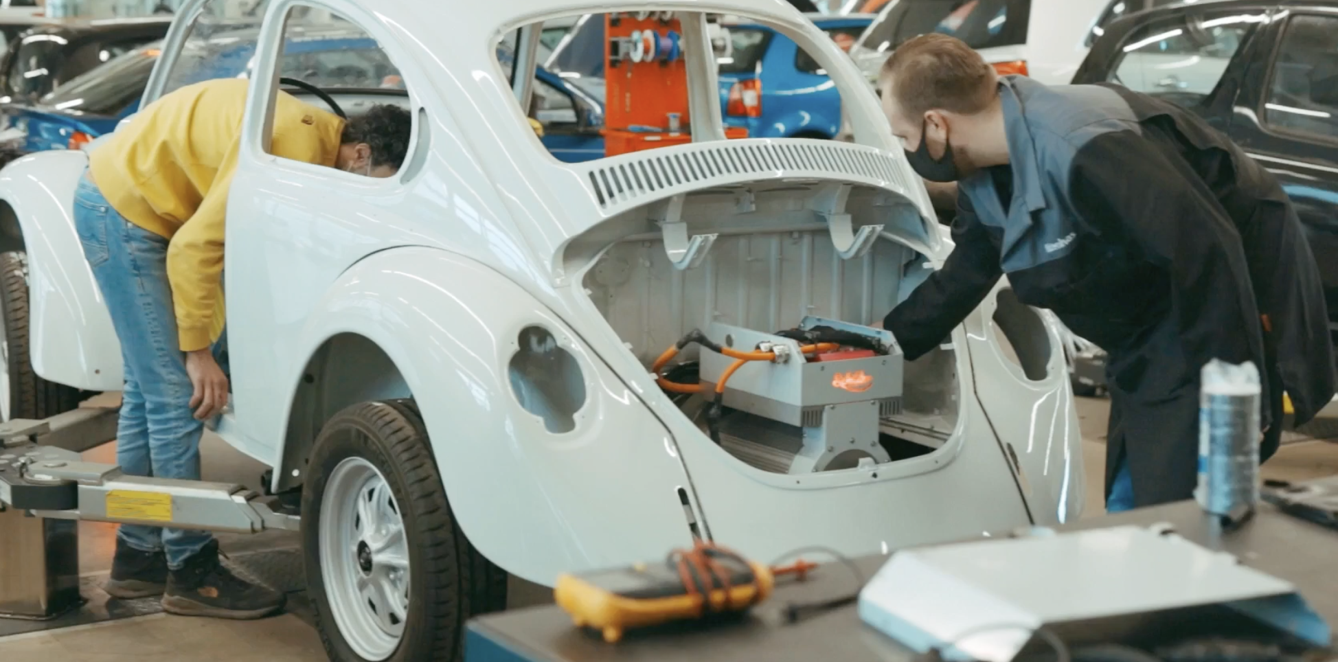 Herb-e: een 30 jaar oude kever strippen, weer opbouwen én elektrisch maken